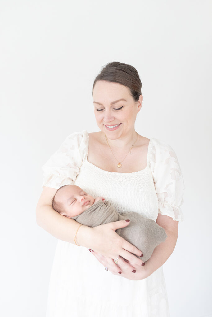 Clean and Simple Newborn Photos in the Studio Best newborn photographer