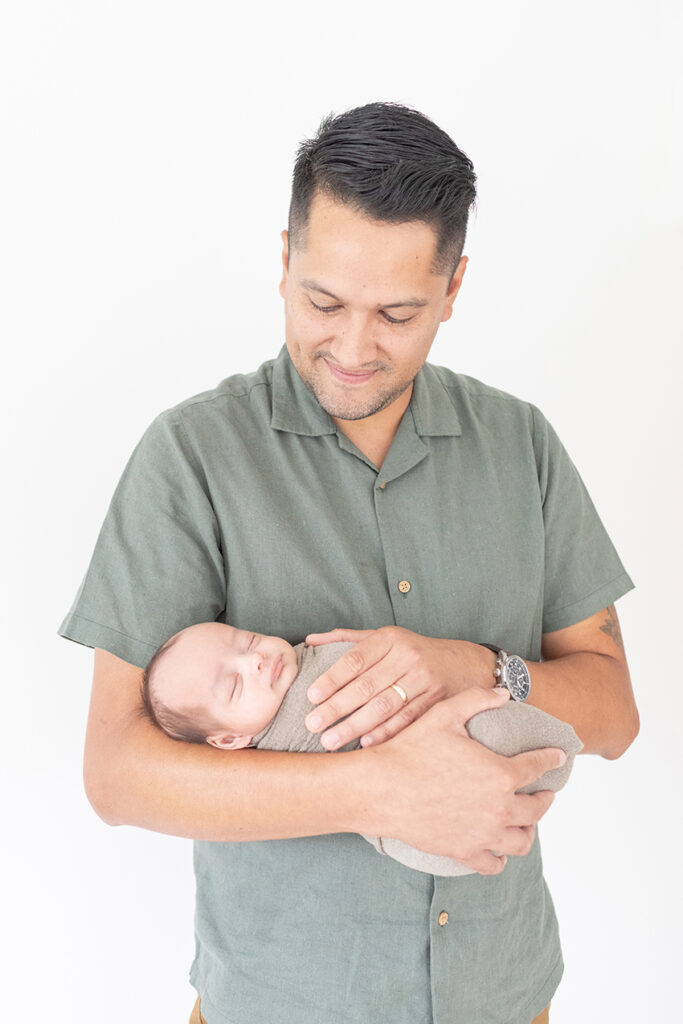 Clean and Simple Newborn Photos in the Studio Best newborn photographer